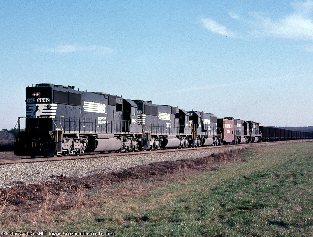 Norfolk Southern SD60's #6642, 6626, & 6585, radio control car #905947, SD60 #6624 & C39-8 #8588 ...